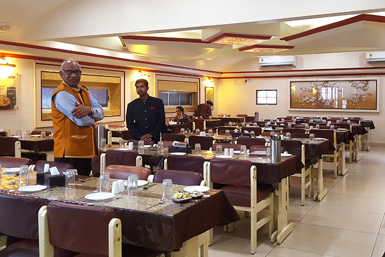 George Restaurant serves the best biryani & mutton gravy | LBB, Pune