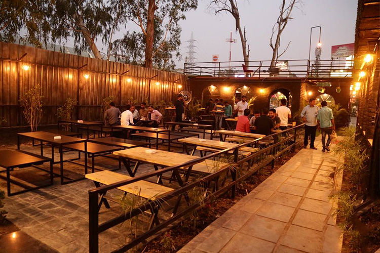 5 Ahaatas In Gurgaon To Head To For A Fun BYOB Night!