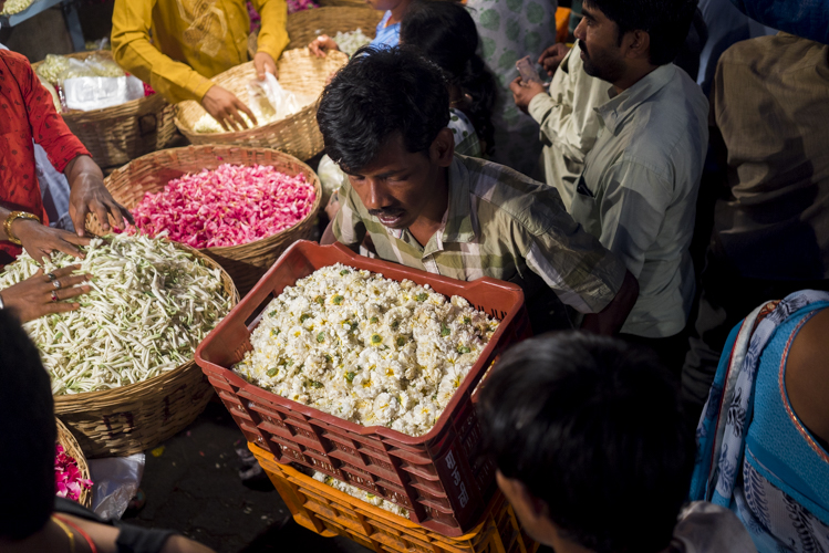#LBBPhotoStory: Lilies And Roses Under INR 50? Only At The Dadar Flower ...